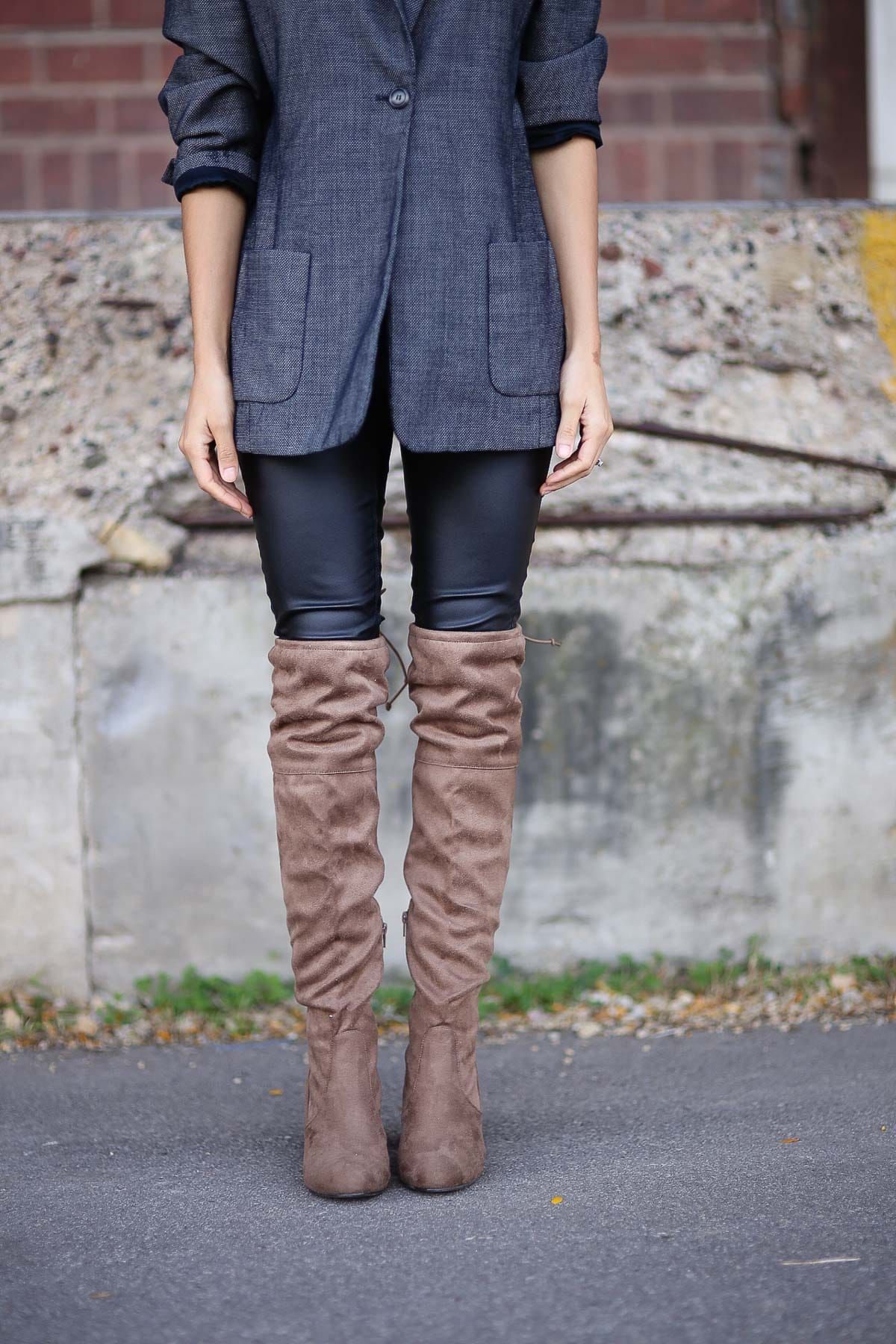 How to Fashionably Wear Brown Boots With Black Leggings
